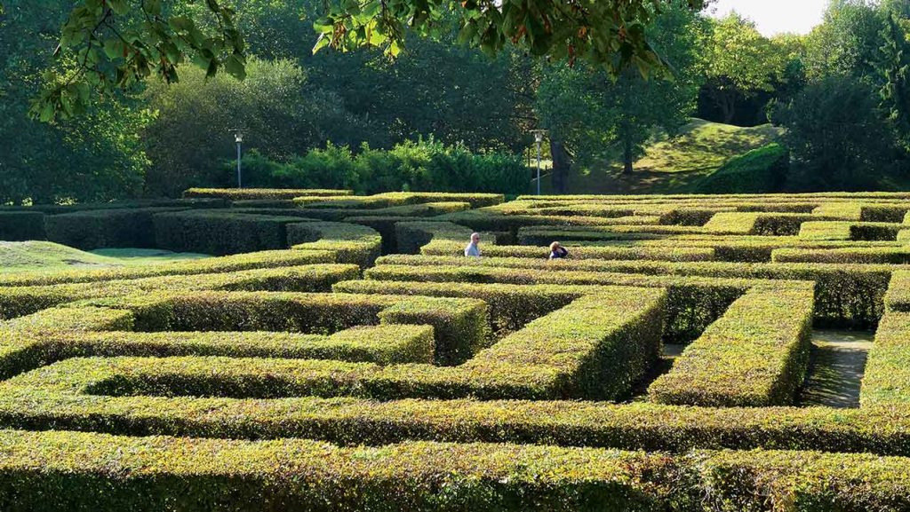 The labyrinth and the garden: An emblematic meeting in the European ...
