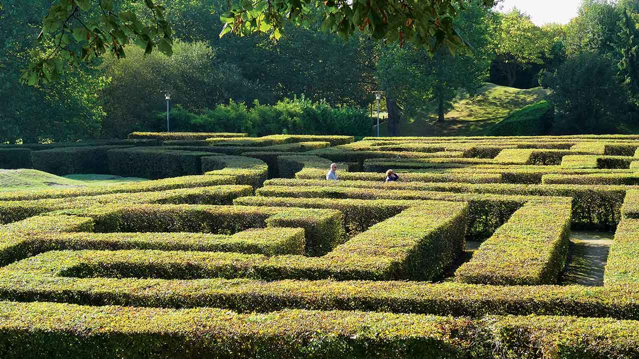 The labyrinth and the garden: An emblematic meeting in the European ...
